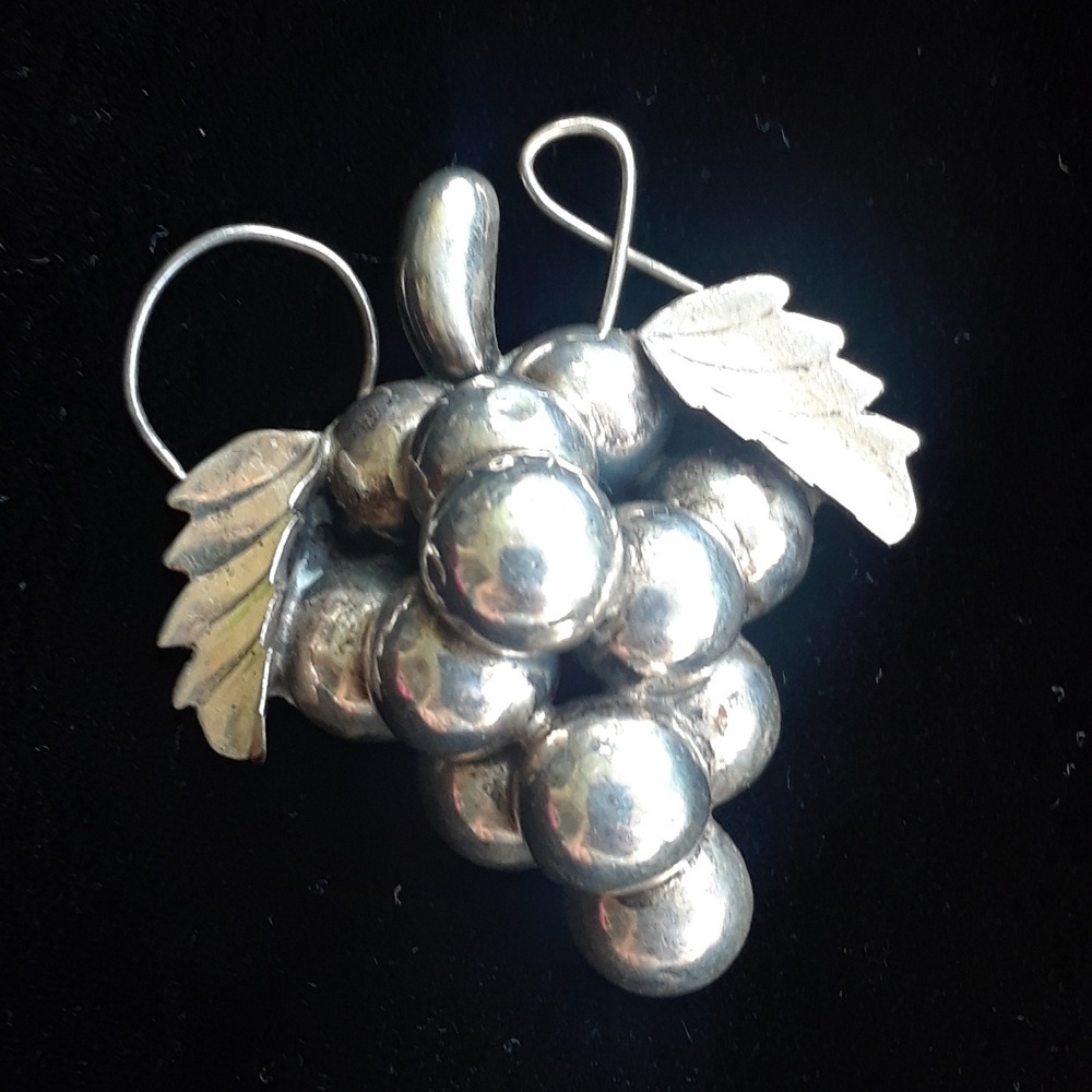 Vintage Bunch Of Grapes Brooch. Eml 925 - Gem